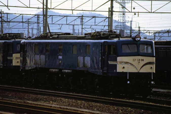 旧型旅客用電気機関車の最後を飾る流線形の傑作機「EF58形」 - 日本の旅・鉄道見聞録